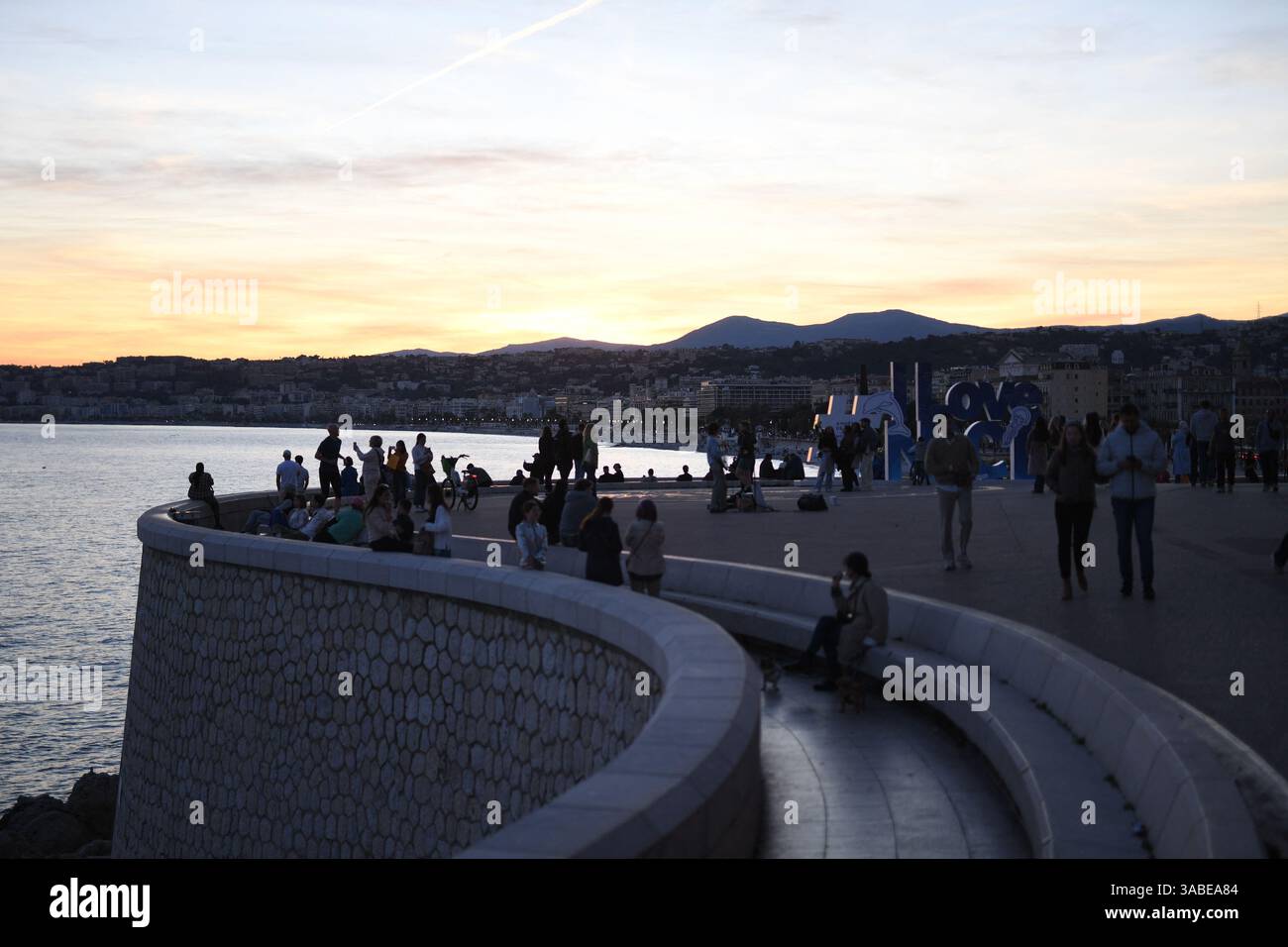 La promenade des Anglais ou Prom est une avenue longeant le bord de mer ...
