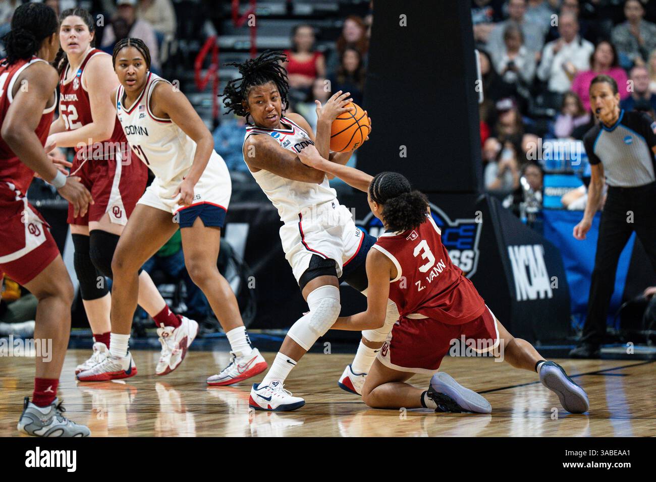 UConn Huskies guard KK Arnold (2) wins the ball from Oklahoma Sooners ...