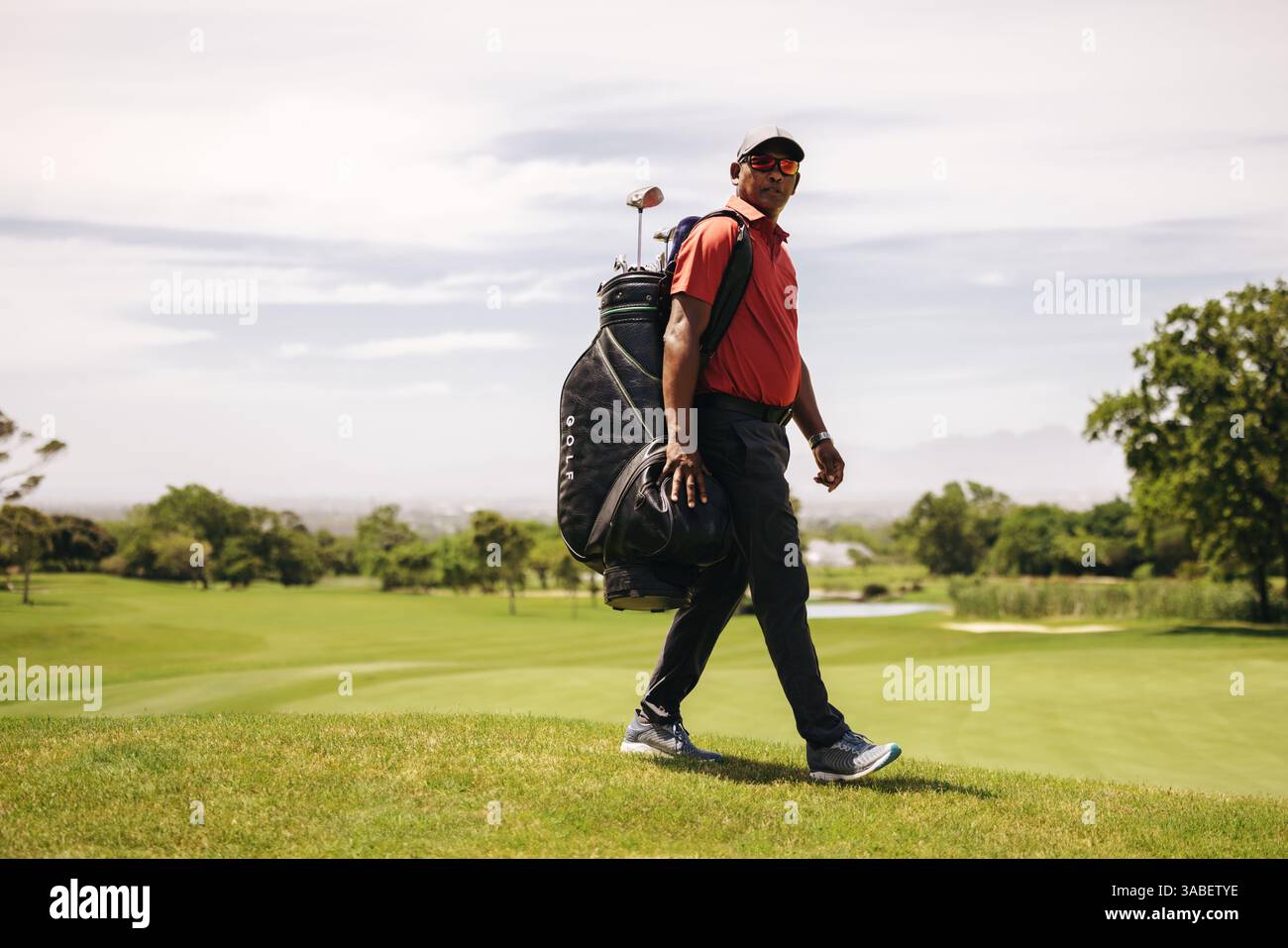 Pro golfer walking across hi-res stock photography and images - Alamy
