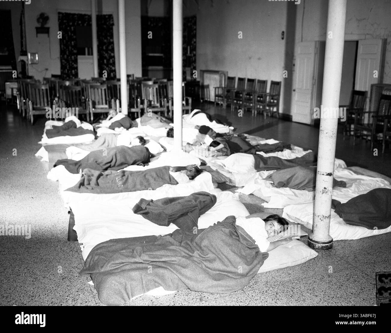 Women sleeping hospital Black and White Stock Photos & Images - Alamy