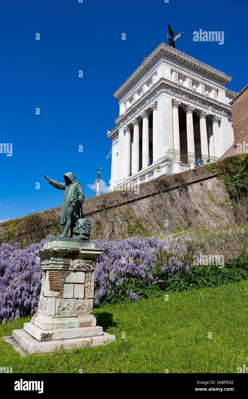 The statue of Giordano Bruno in front of the Vittoriano monument. Rome ...