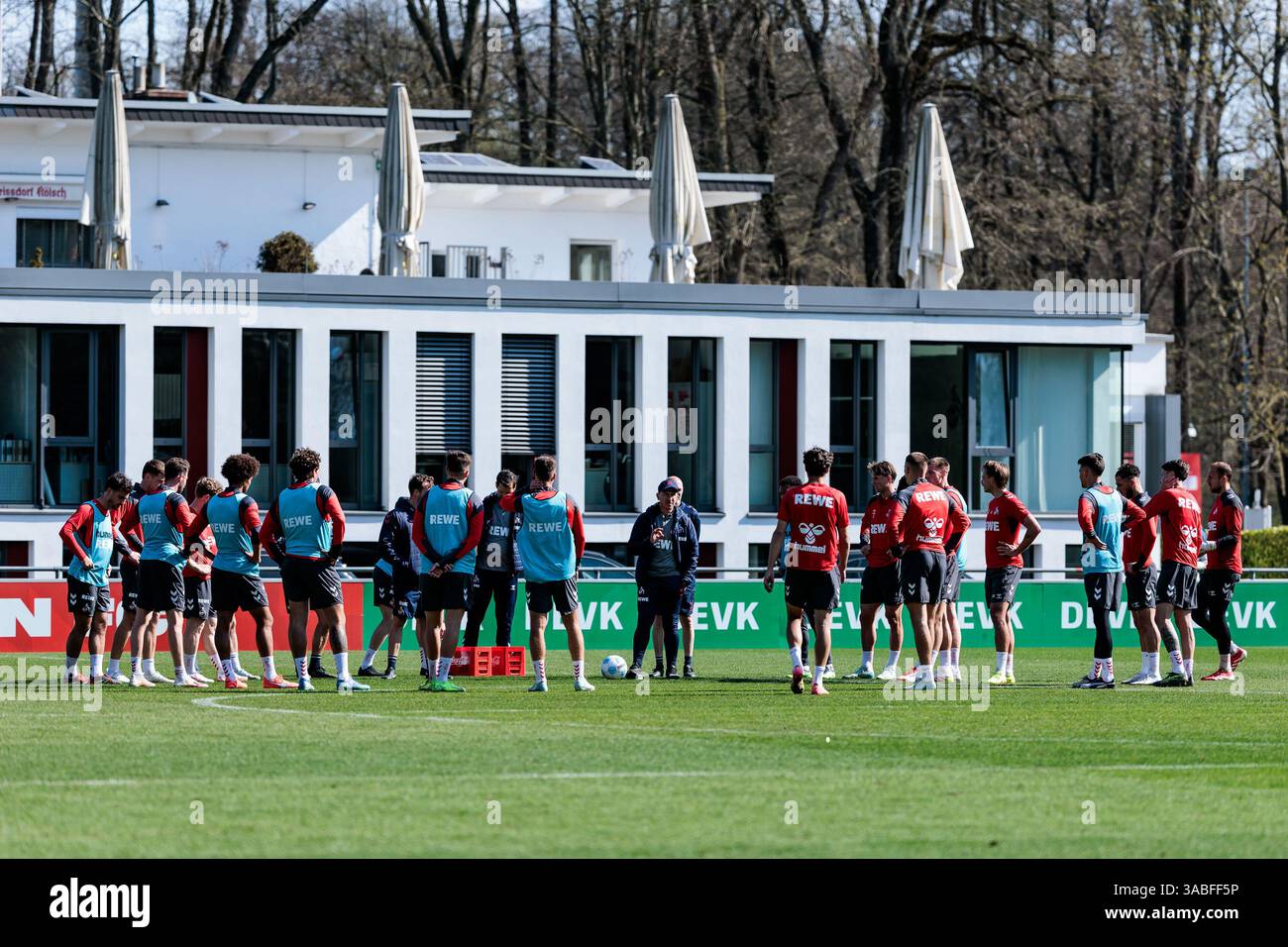 Gerhard Struber (Trainer 1. FC K?ln) bespricht im Teamkreis 2. Fussball ...