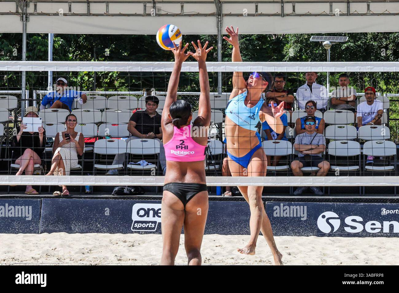 (250402) -- LAGUNA PROVINCE, April 2, 2025 (Xinhua) -- Georgia Johnson (R) of Australia spikes ...