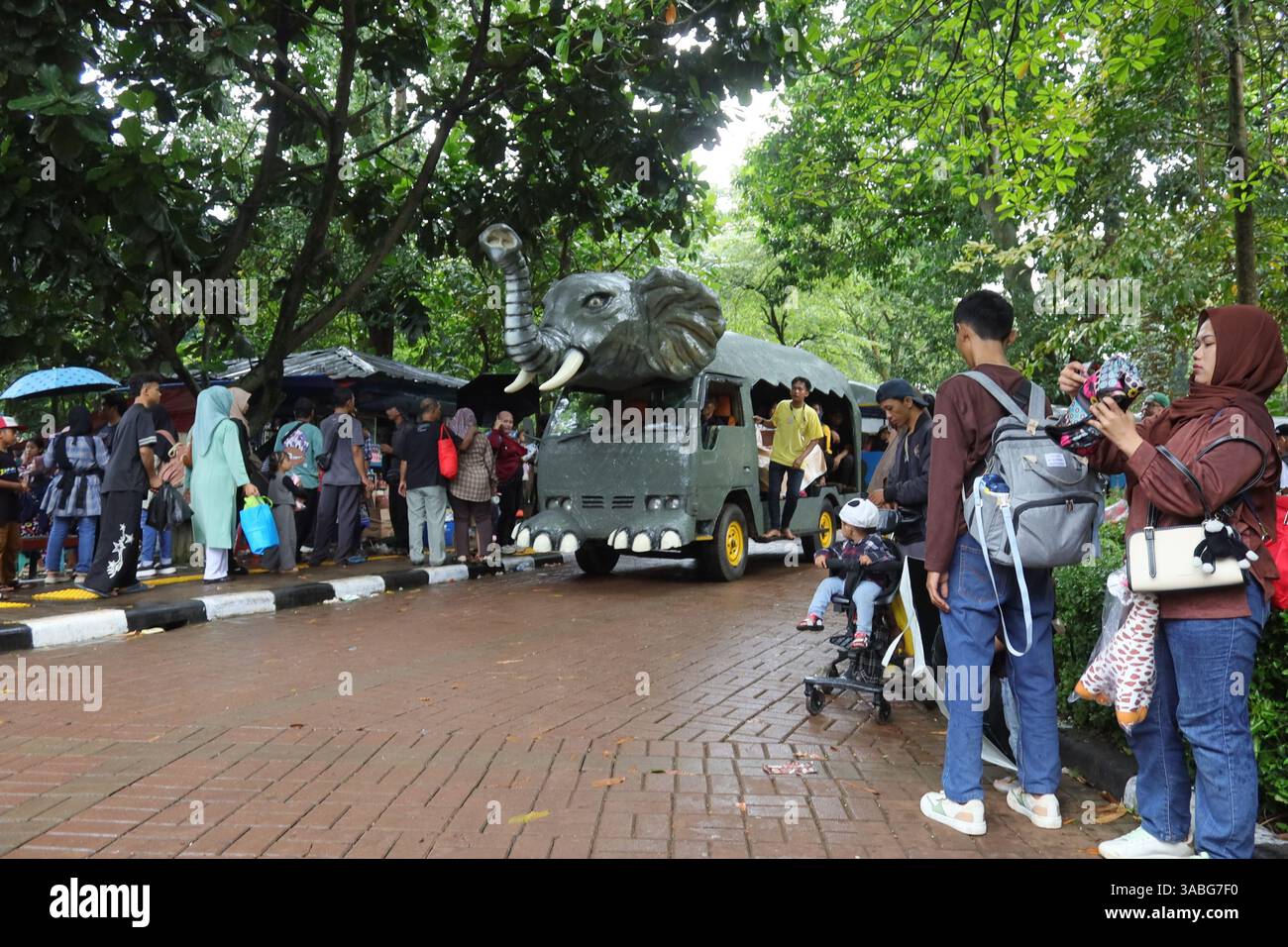 Jakarta, South Jakarta, Indonesia. 2nd Apr, 2025. Ragunan Zoo is filled ...