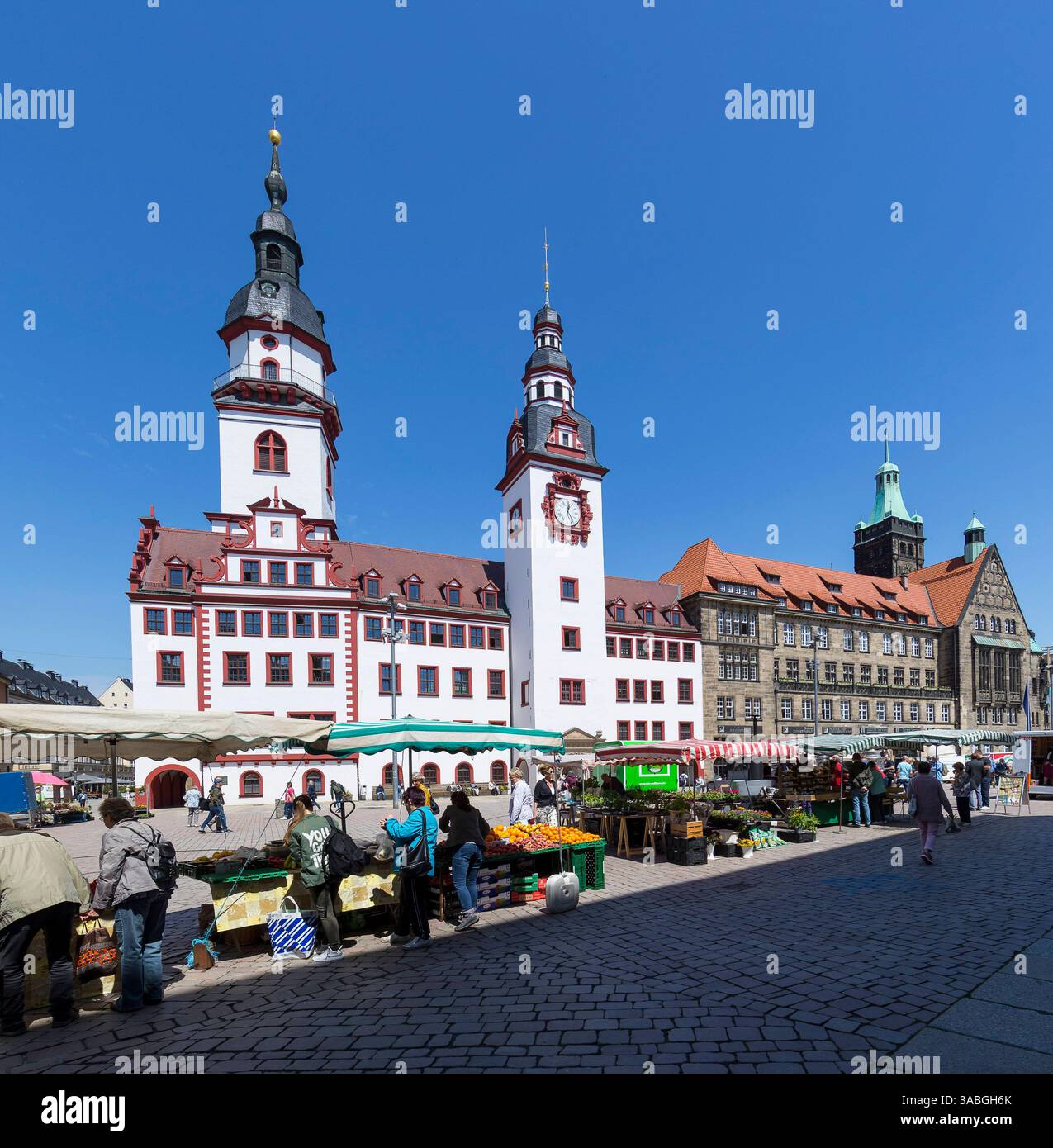 Turm der Jakobikirche, Altes Rathaus und Neues Rathaus am Marktplatz ...