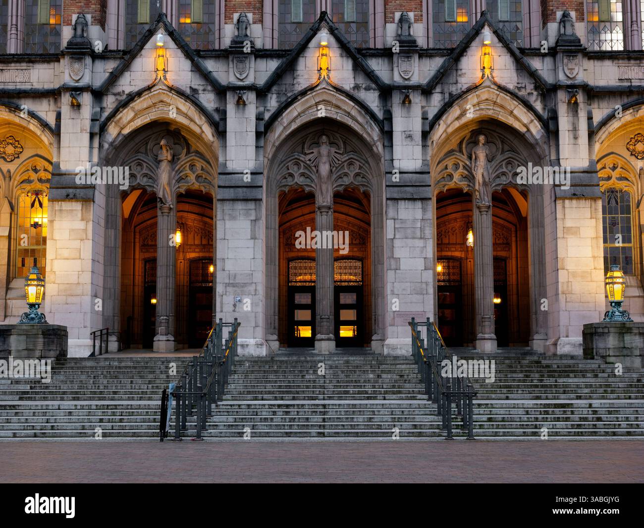 WA26477-00...WASHINGTON - The Suzzallo Library in Red Square at the ...