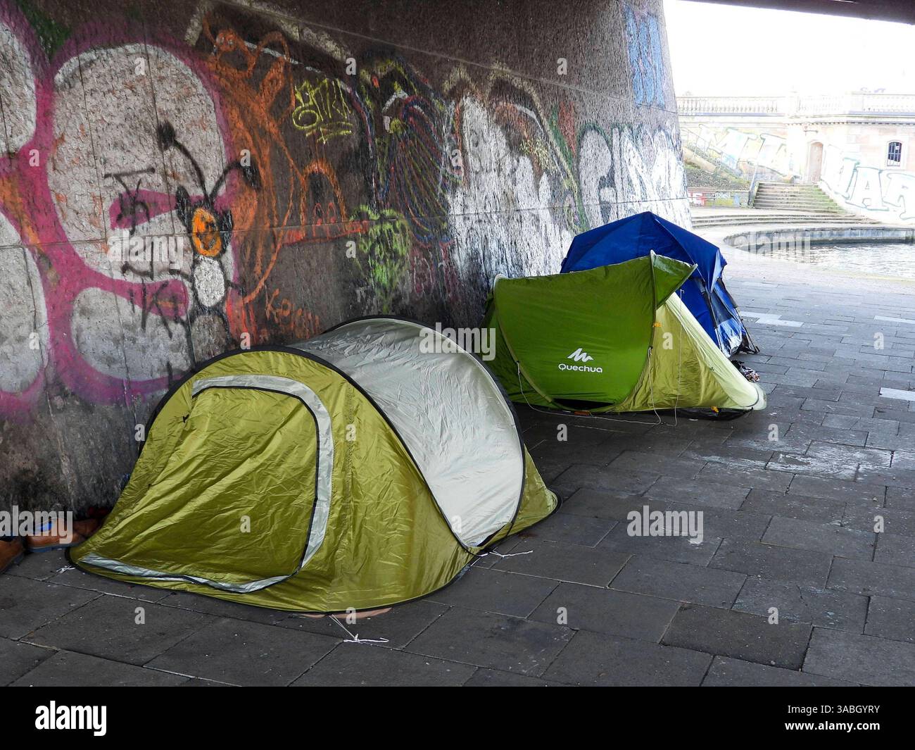 Erneut Zelten Obdachlose wieder unter der Hamburger Kennedybruecke Nachdem das Bezirksamt die ...