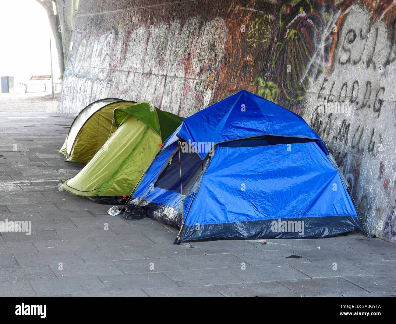 Erneut Zelten Obdachlose wieder unter der Hamburger Kennedybruecke Nachdem das Bezirksamt die ...