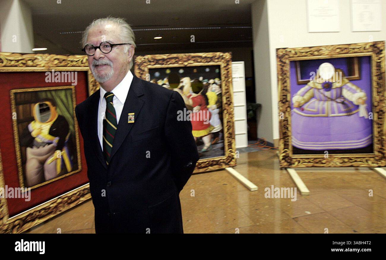 May 23, 2007 - San Antonio, TX, USA - Fernando Botero wanders past cut ...
