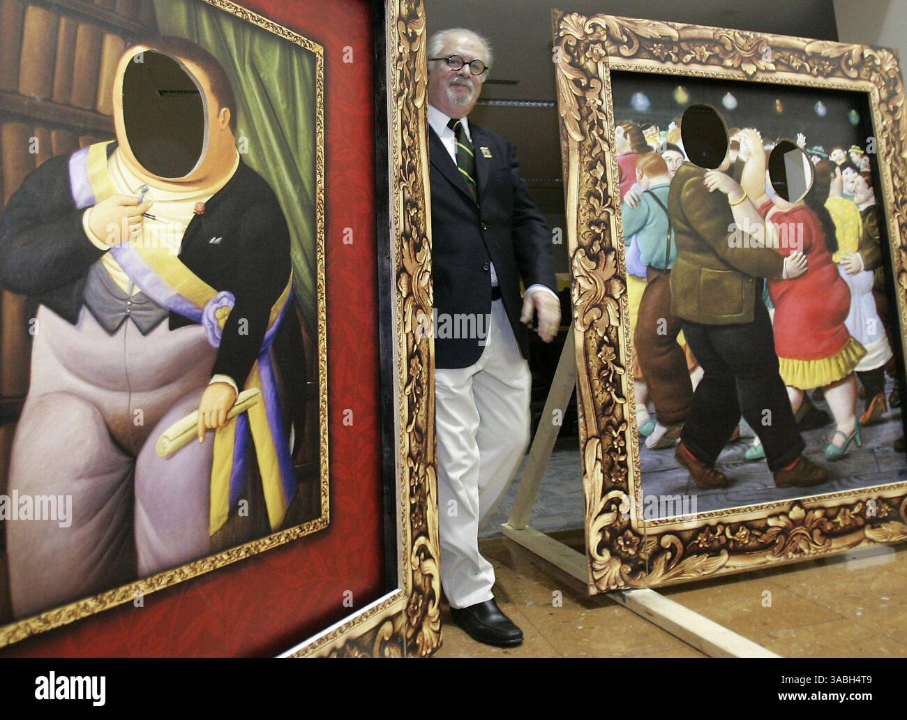 May 23, 2007 - San Antonio, TX, USA - Fernando Botero wanders past cut ...