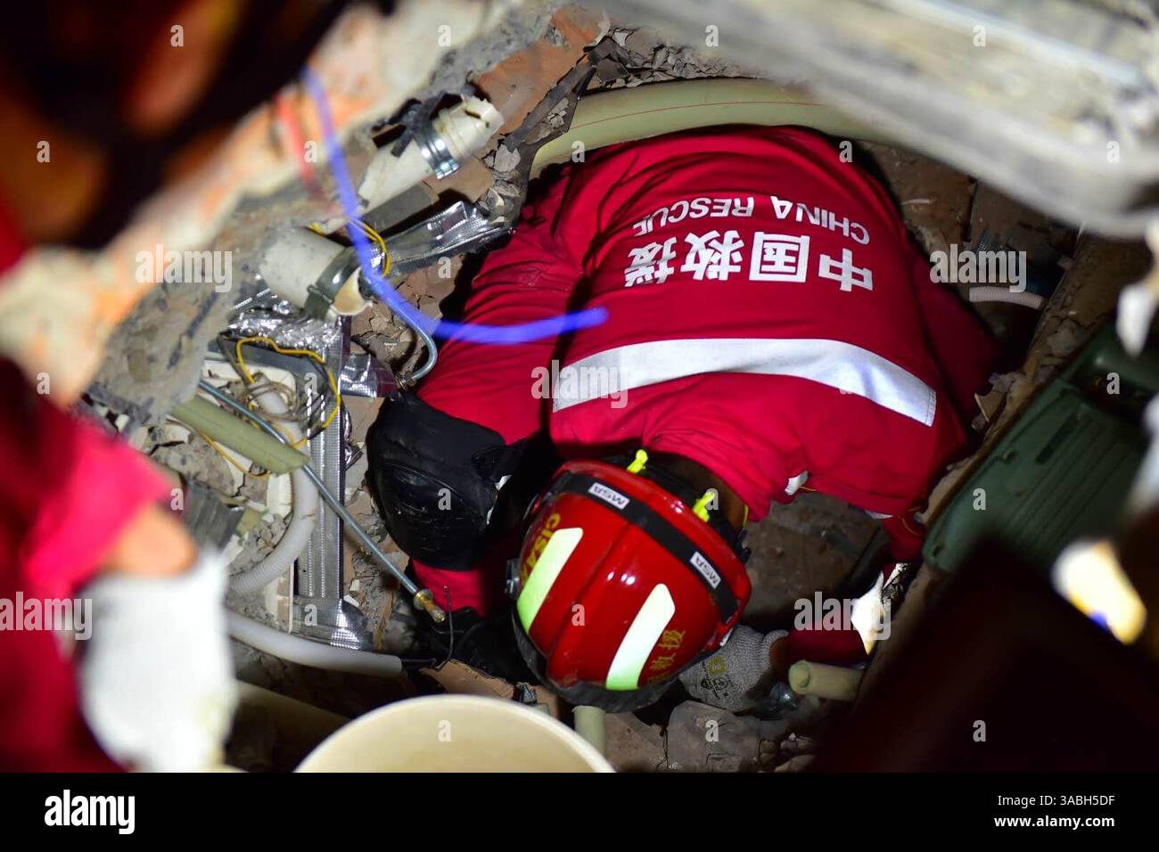 (250402) -- MANDALAY, April 2, 2025 (Xinhua) -- Members of the China ...