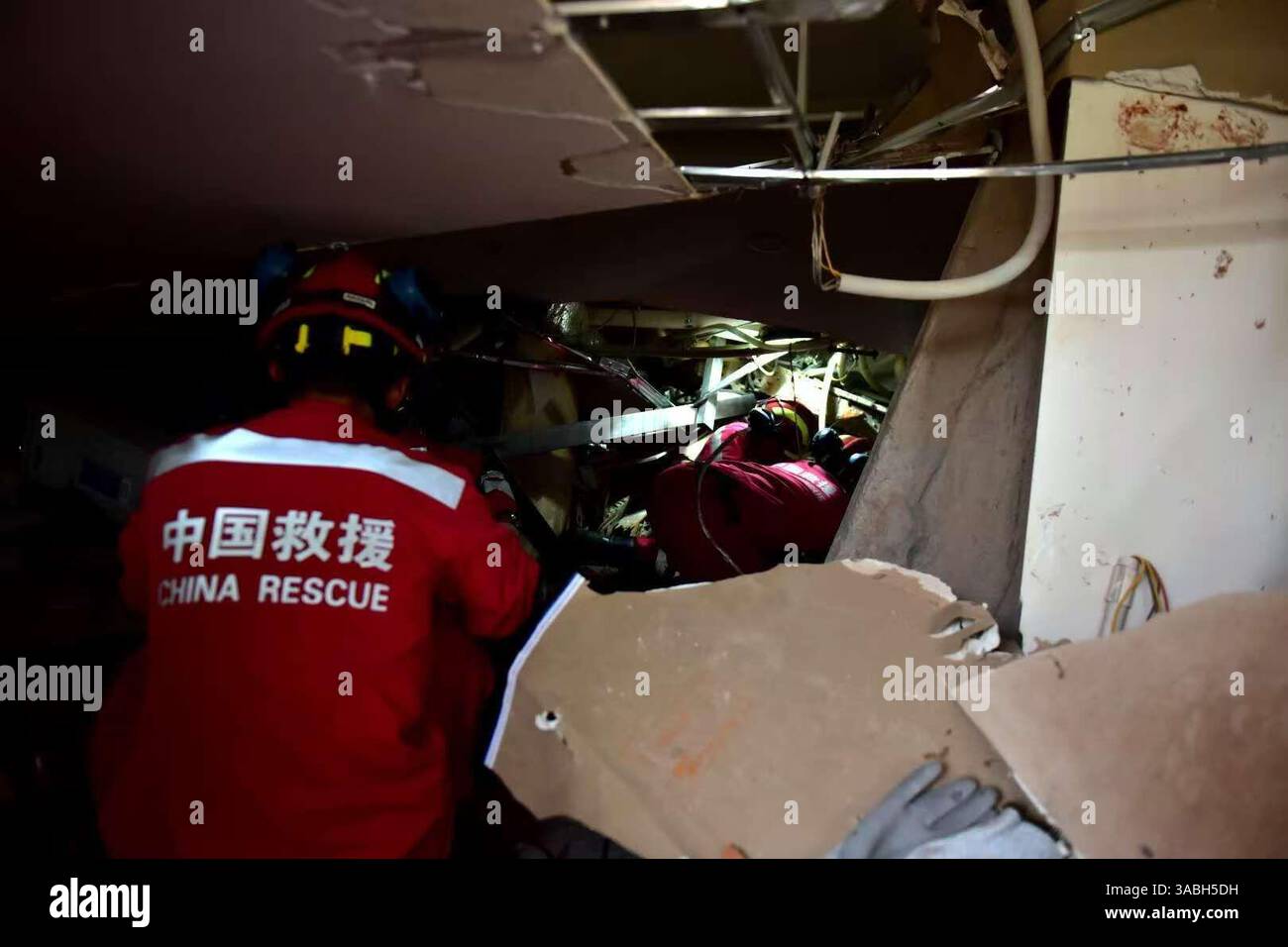 (250402) -- MANDALAY, April 2, 2025 (Xinhua) -- Members of the China ...