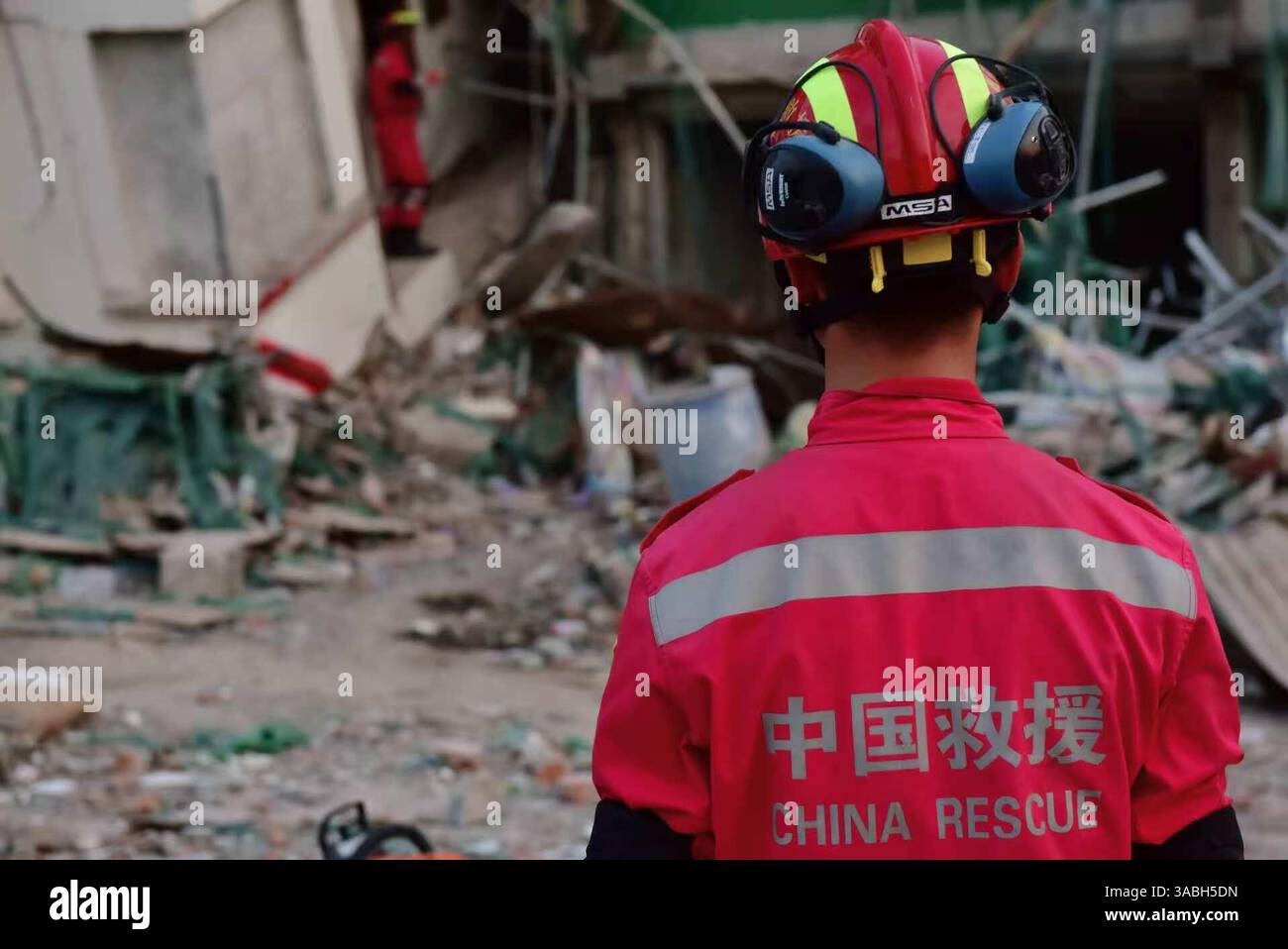 (250402) -- MANDALAY, April 2, 2025 (Xinhua) -- Members of the China ...