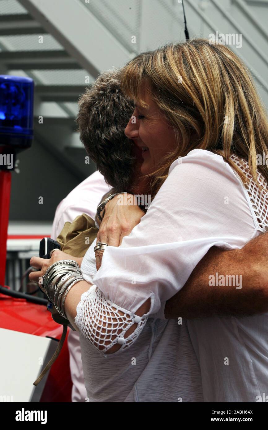 Louise Goodman (GBR) ITV-F1 Pit Lane Reporter with Eddie Jordan (IRE ...