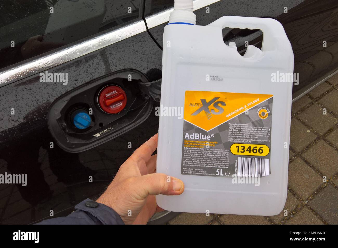 Nox canister hi-res stock photography and images - Alamy