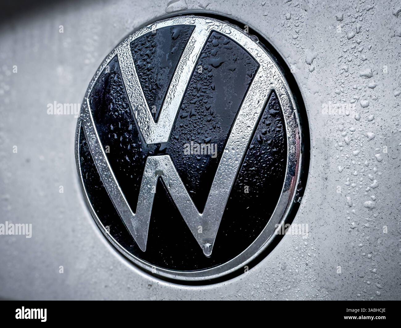 Volkswagen-Logo Detailaufnahme mit Wassertropfen Deutschland, Europa ...