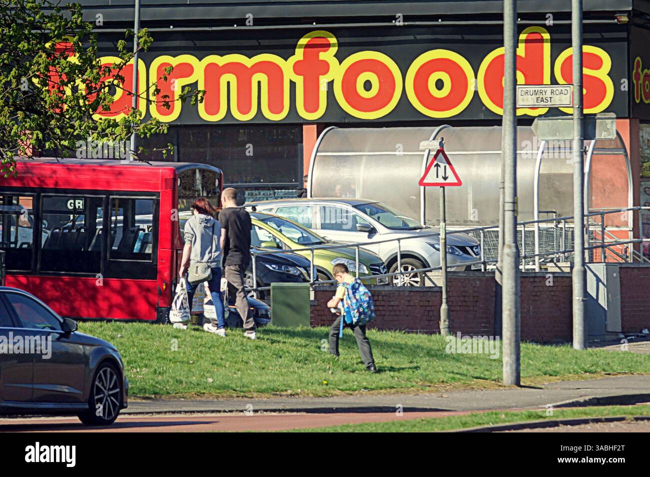 Glasgow, Scotland, UK. 2nd April, 2025. UK Weather: Spring sees summer ...