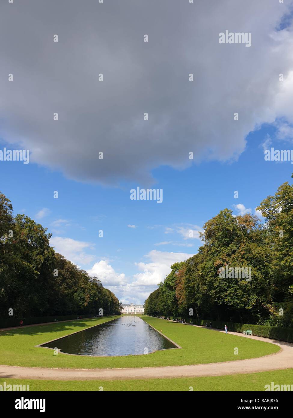 Benrath castle and castle park with mirror pond hi-res stock ...