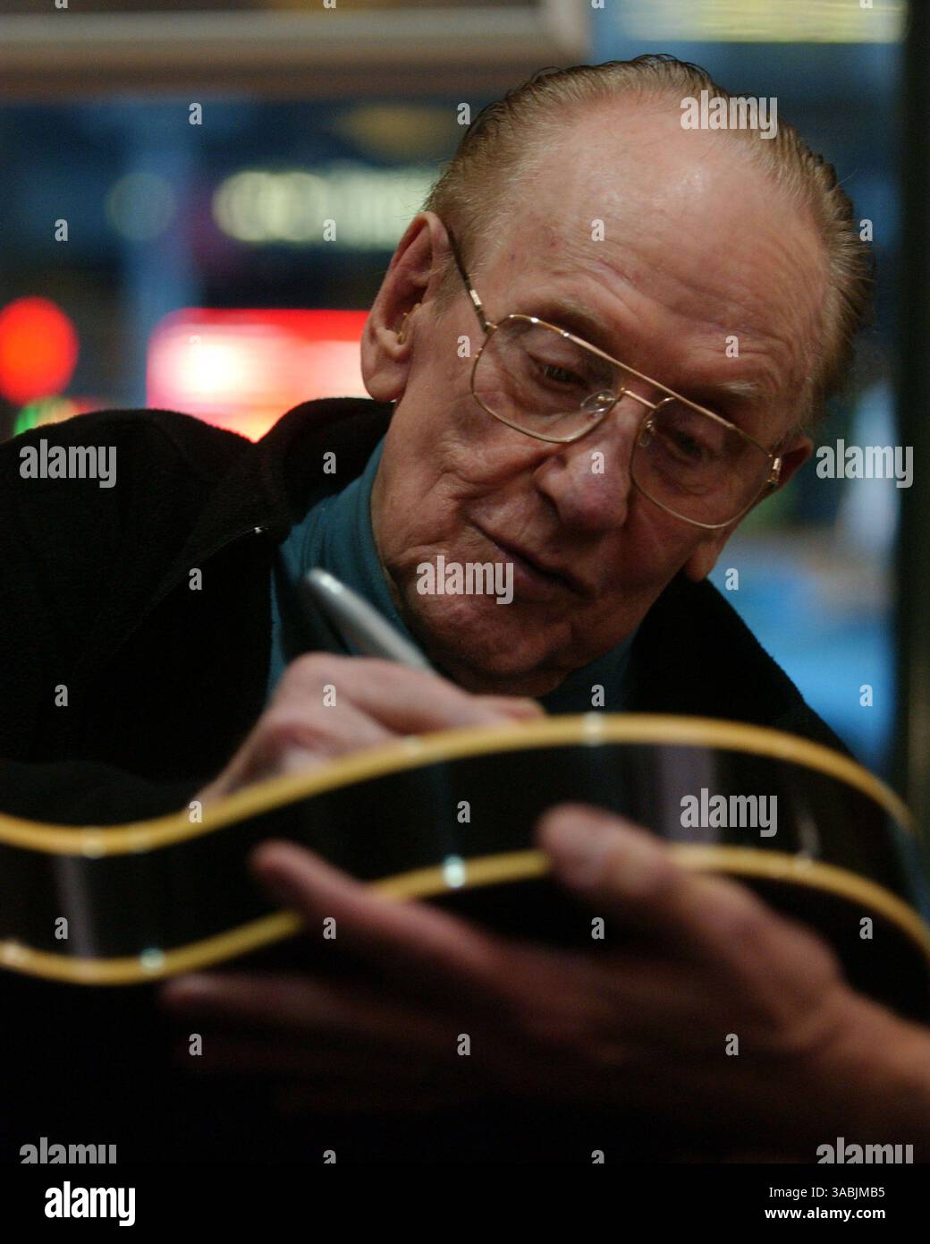 LES PAUL (June 9, 1915 - August 13, 2009) was an American jazz ...