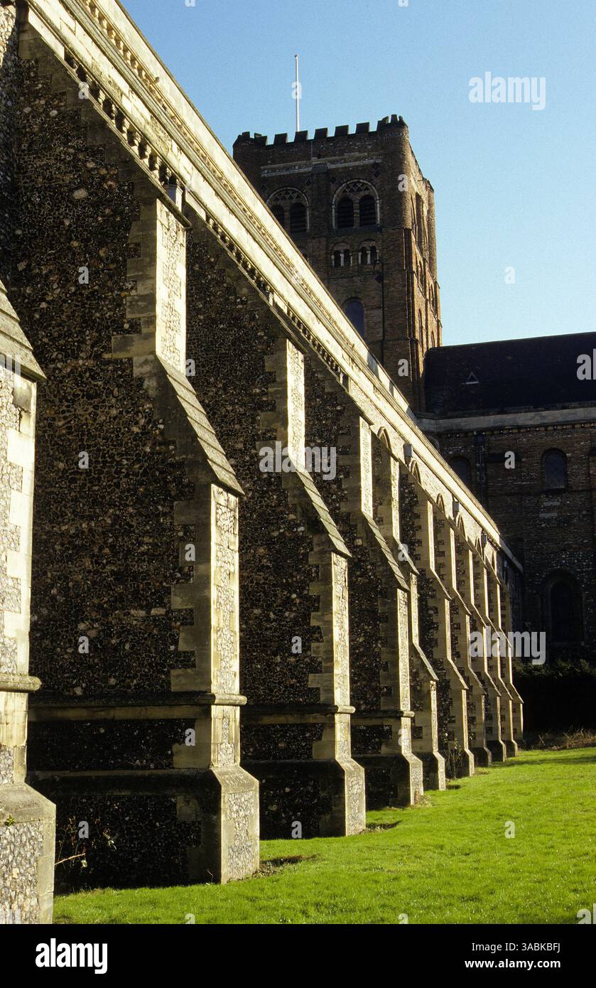 Stone buttresses of St Albans Cathedral Stock Photo - Alamy