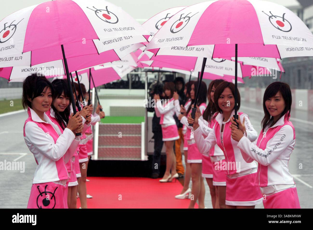 Grid girls!..Formula One World Championship, Rd15, Japanese Grand Prix ...