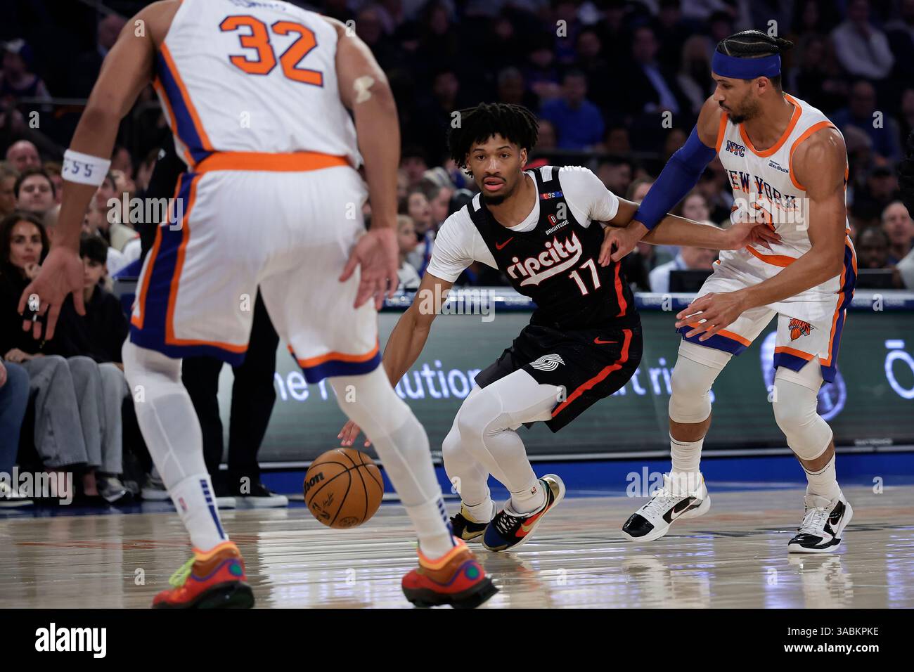 Portland Trail Blazers guard Shaedon Sharpe (17) drives past New York ...