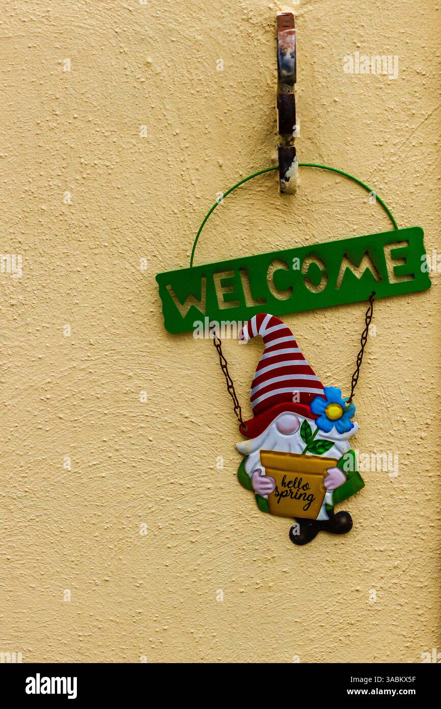 Gnome welcome sign hi-res stock photography and images - Alamy