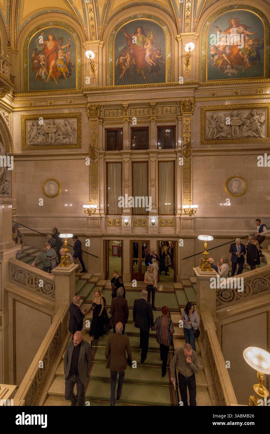 audience on staircase, Vienna State Opera House, Vienna, Austria Stock ...