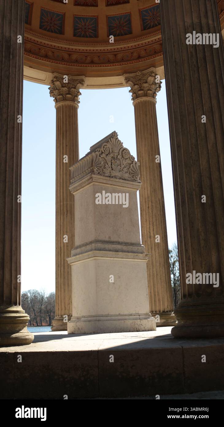 Architectural Elegance: Pedestal Under a Rotunda Stock Photo - Alamy