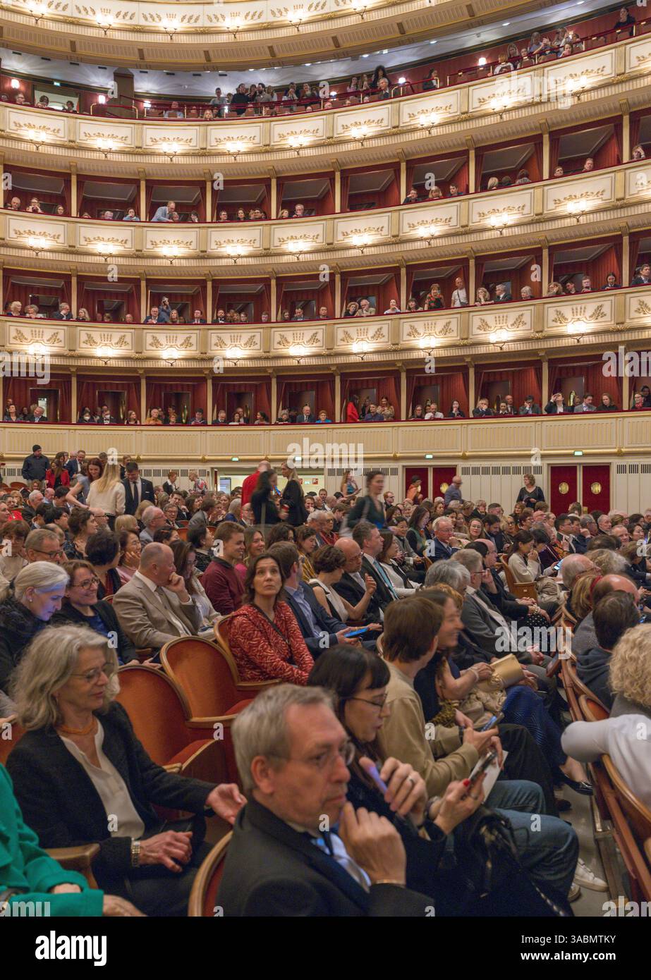 audience, Vienna State Opera House, Vienna, Austria Stock Photo - Alamy