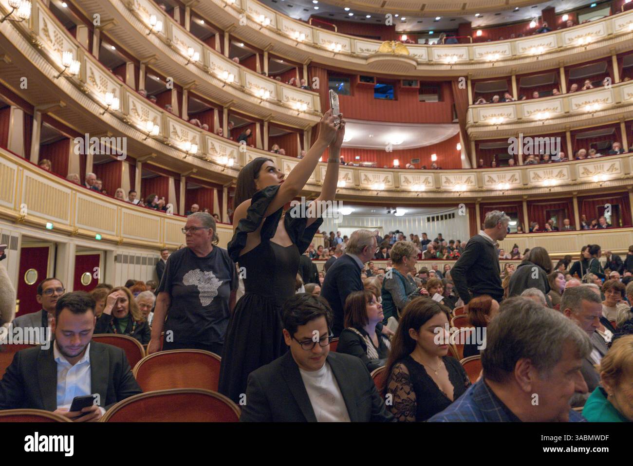 audience with woman photographing, Vienna State Opera House, Vienna ...