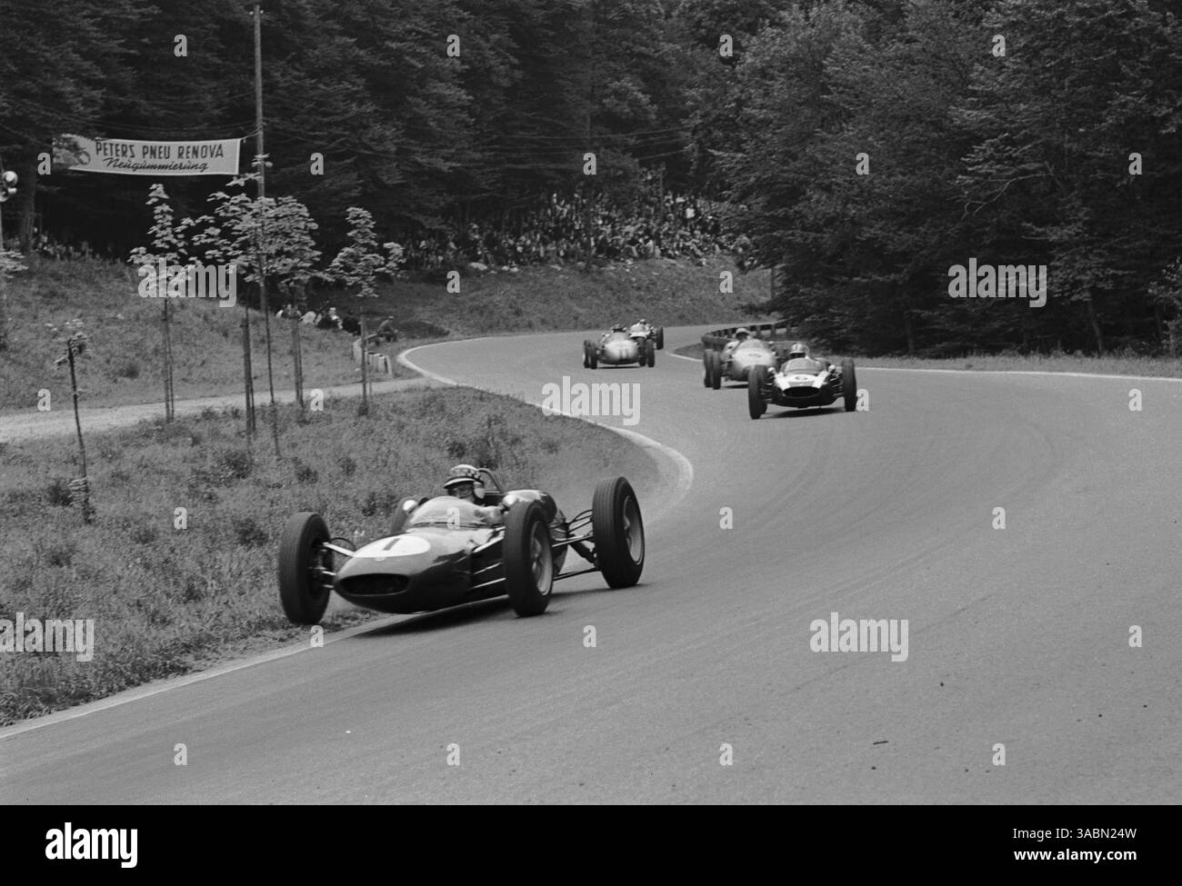 Race winner Innes Ireland (GBR) Lotus 21 leads the rest of the field ...