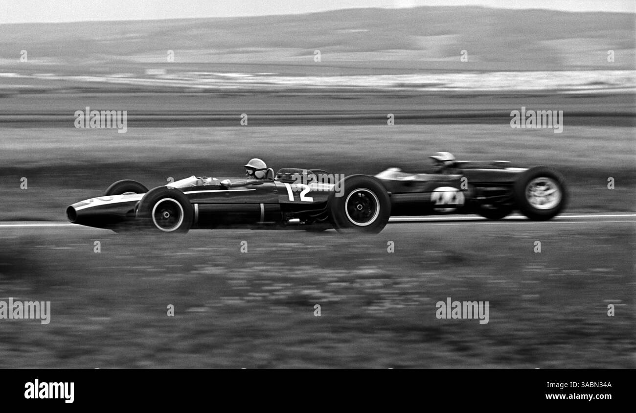 Tony Maggs (RSA) Cooper T66 overtakes Jo Bonnier (SWE) Cooper T60 en ...