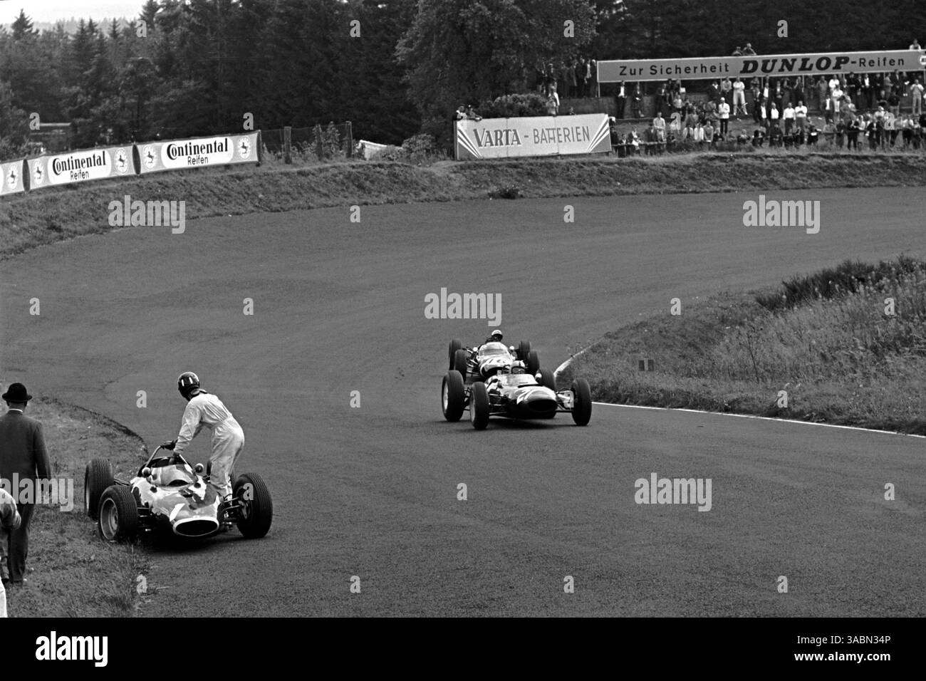 Chris Amon (NZL) Lola Mk4A passes through as Graham Hill (GBR) wheels ...
