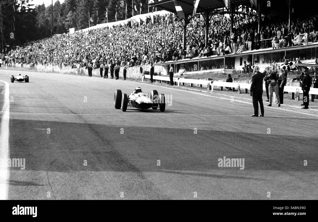 Race winner Jim Clark (GBR) Lotus 25 crosses the line just ahead of ...