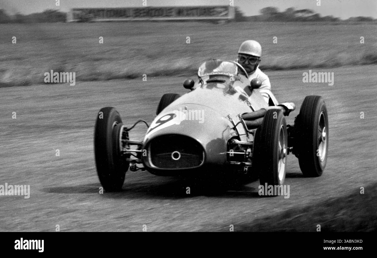 Jose Froilan Gonzalez (ARG) Ferrari 625 second place, in Chapel Curve ...