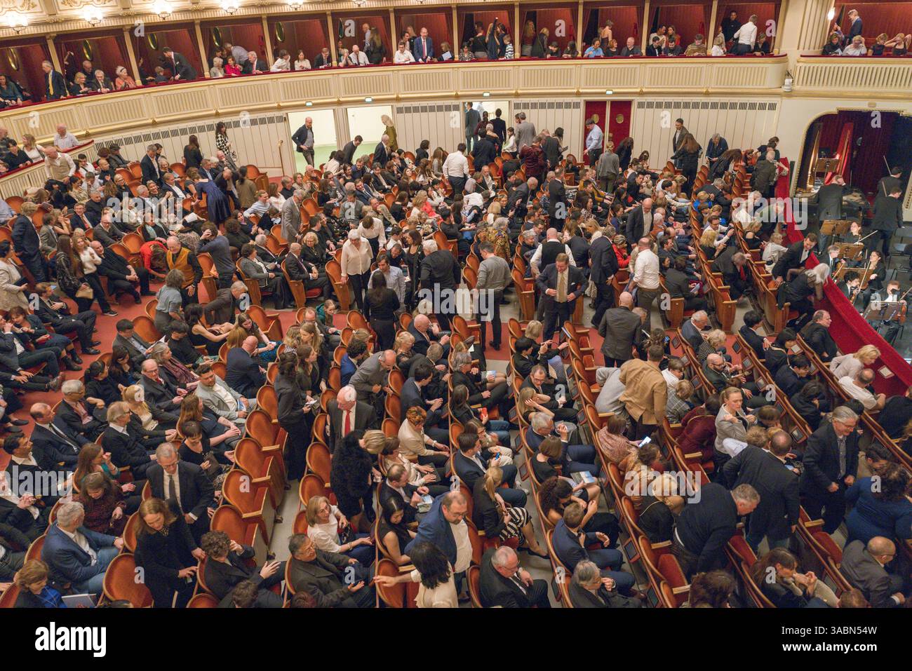 audience, Vienna State Opera House, Vienna, Austria Stock Photo - Alamy