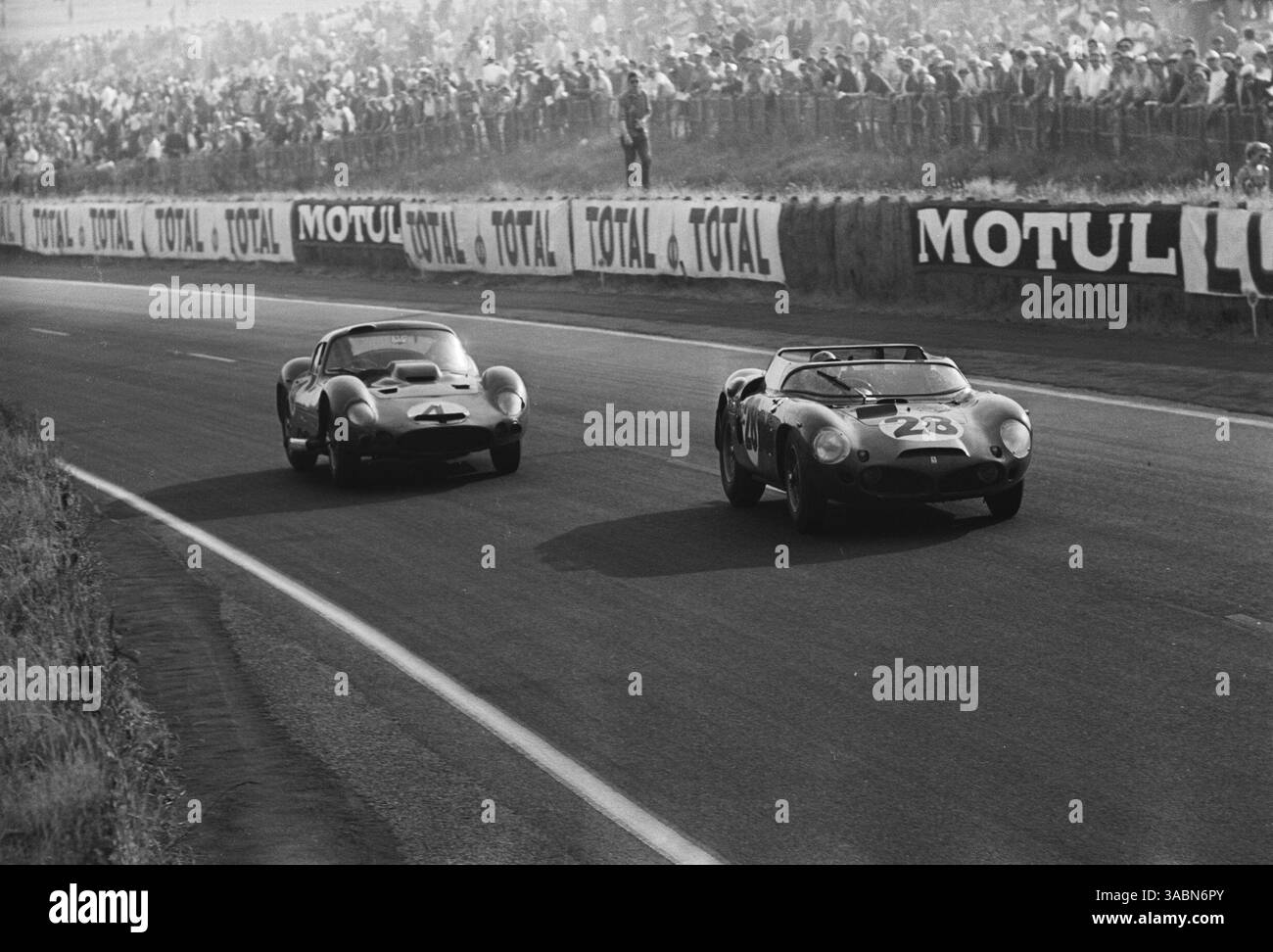 Pedro Rodriguez (MEX) Ferrari Dino 246 SP ahead of Maurice Trintignant ...