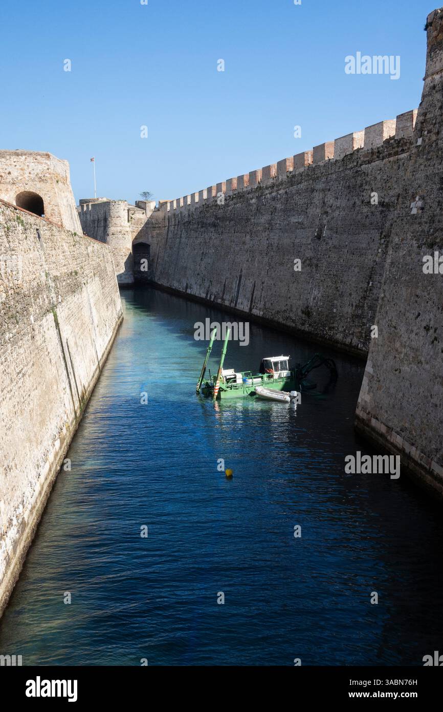 Navigable moat hi-res stock photography and images - Alamy