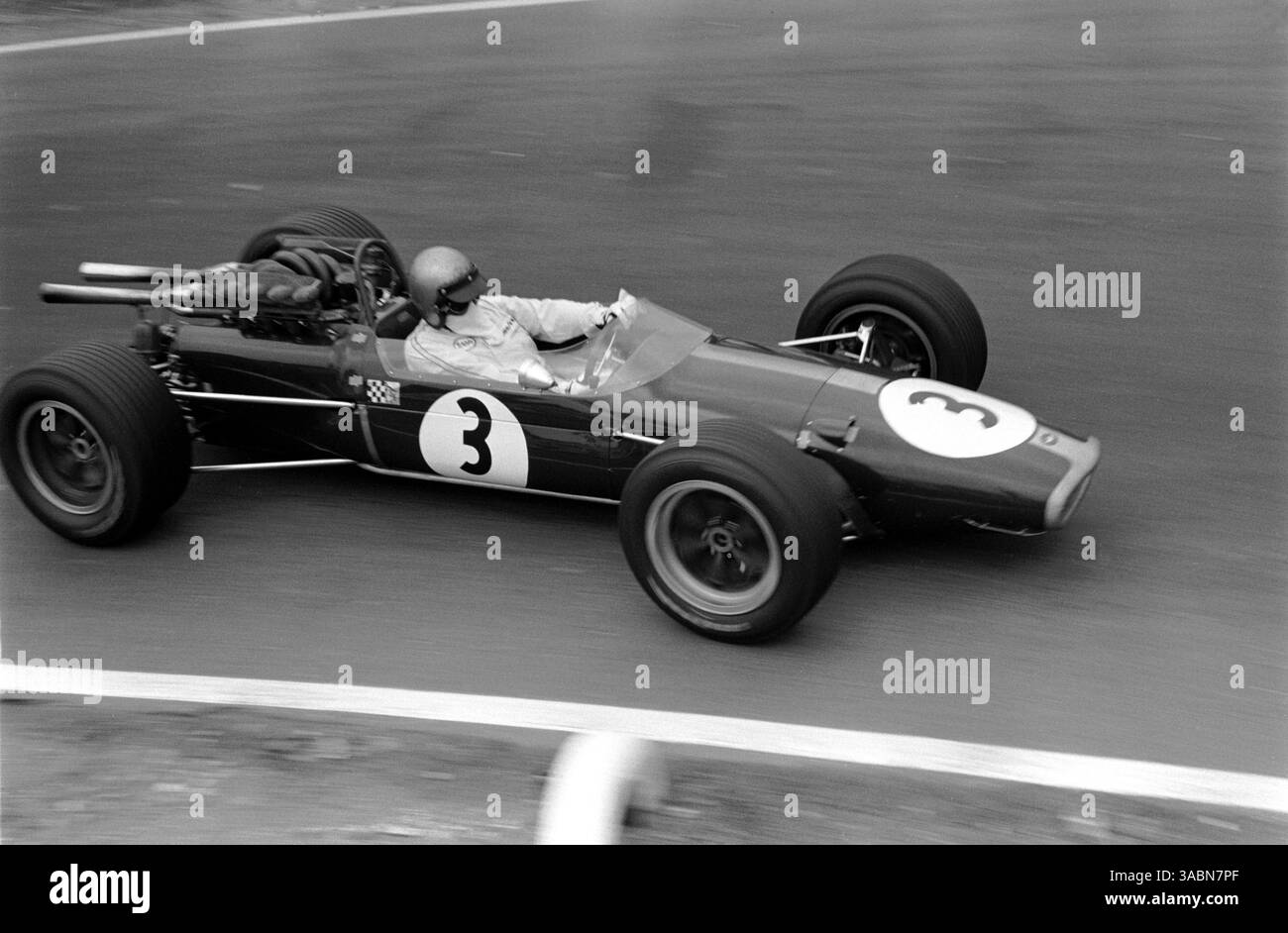 Race winner Jack Brabham (AUS) Brabham BT24. ..French Grand Prix, Le ...