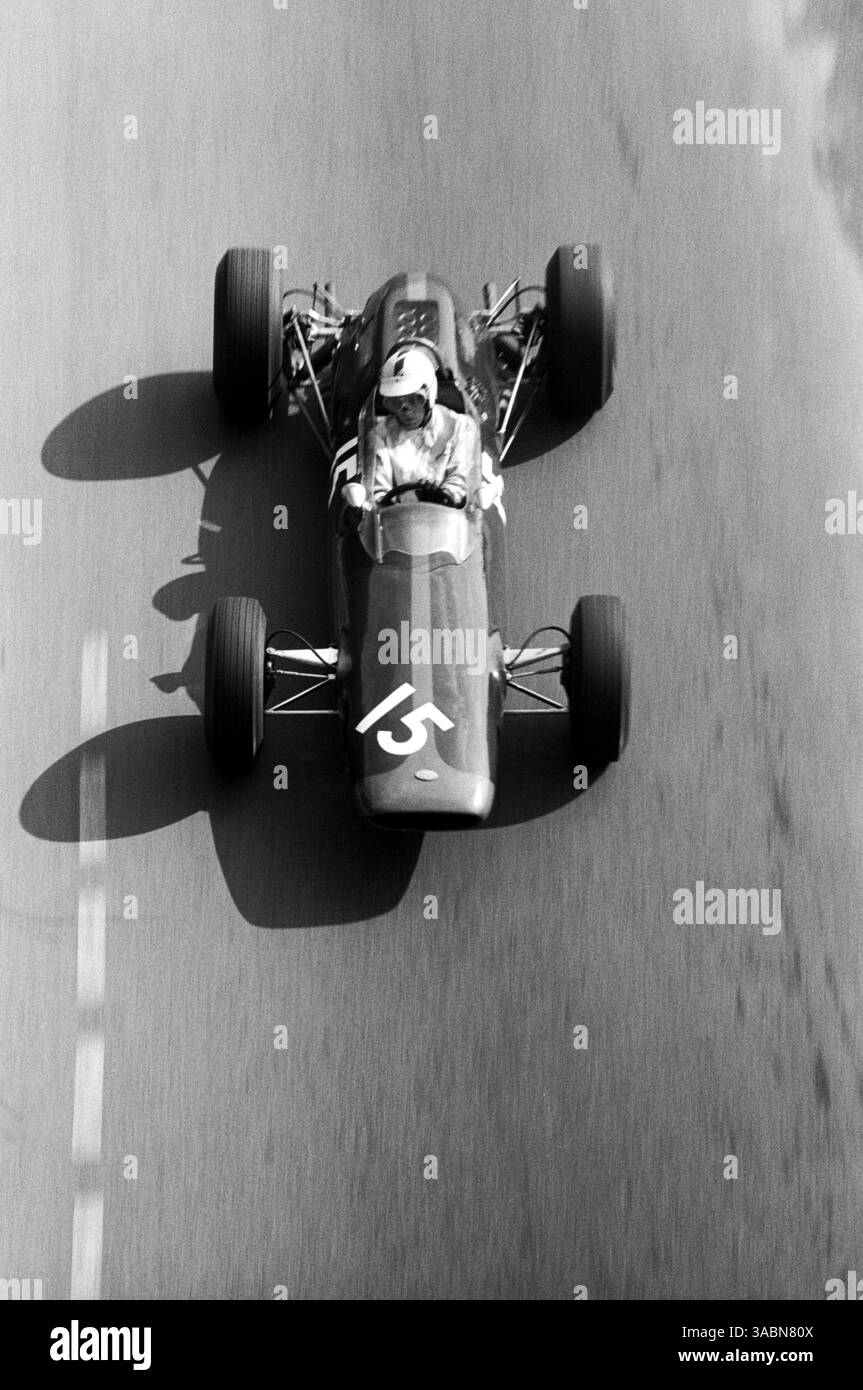 Richard Attwood (GBR) Reg Parnell Racing Lotus 25 crashed out of his ...