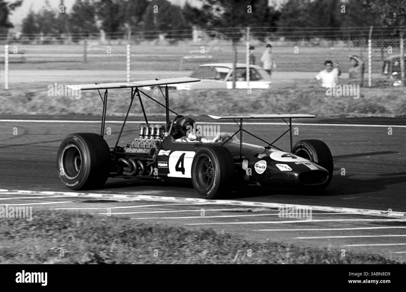 Jochen Rindt (AUT) Brabham BT26 retired on the third lap with an ...