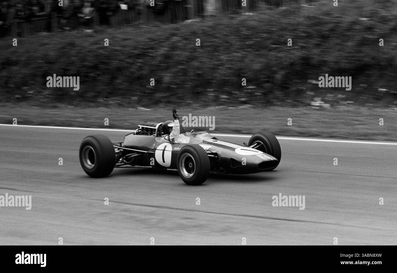 Jim Clark (GBR) Lotus 33 waves to the crowd after finishing fourth ...