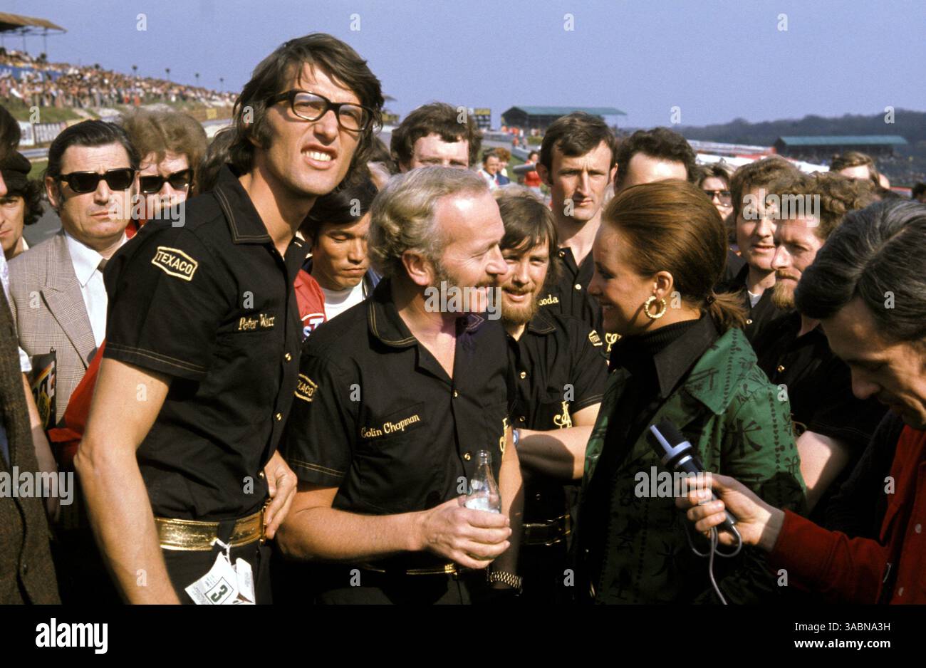 L to R): Peter Warr (GBR) Lotus Team Manager; Colin Chapman (GBR) Lotus ...
