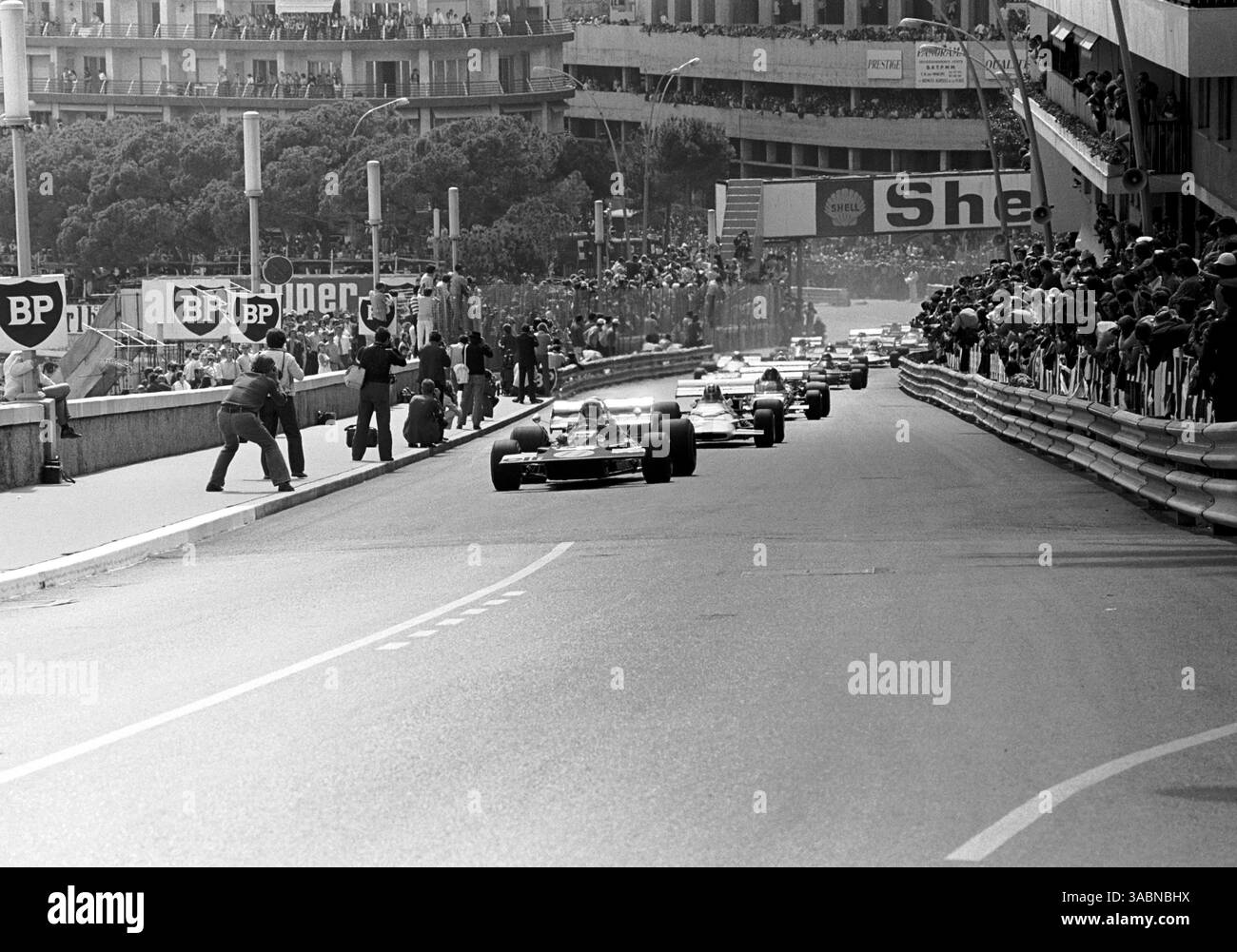 The start, Winner Jackie Stewart(GBR) Tyrrell 003, leads Jo Siffert(SUI ...