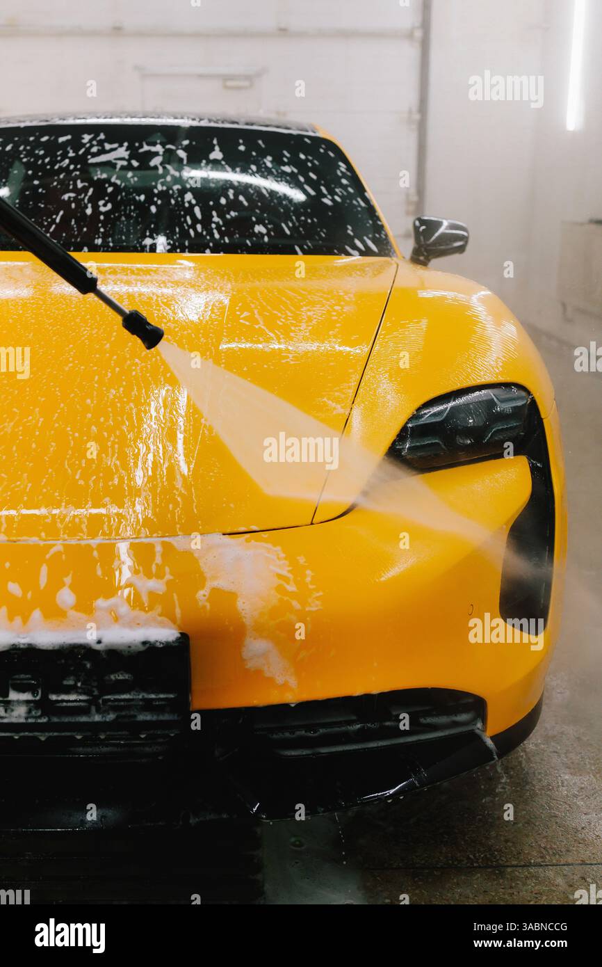 Procedure of high pressure water washing from water gun to the sports ...