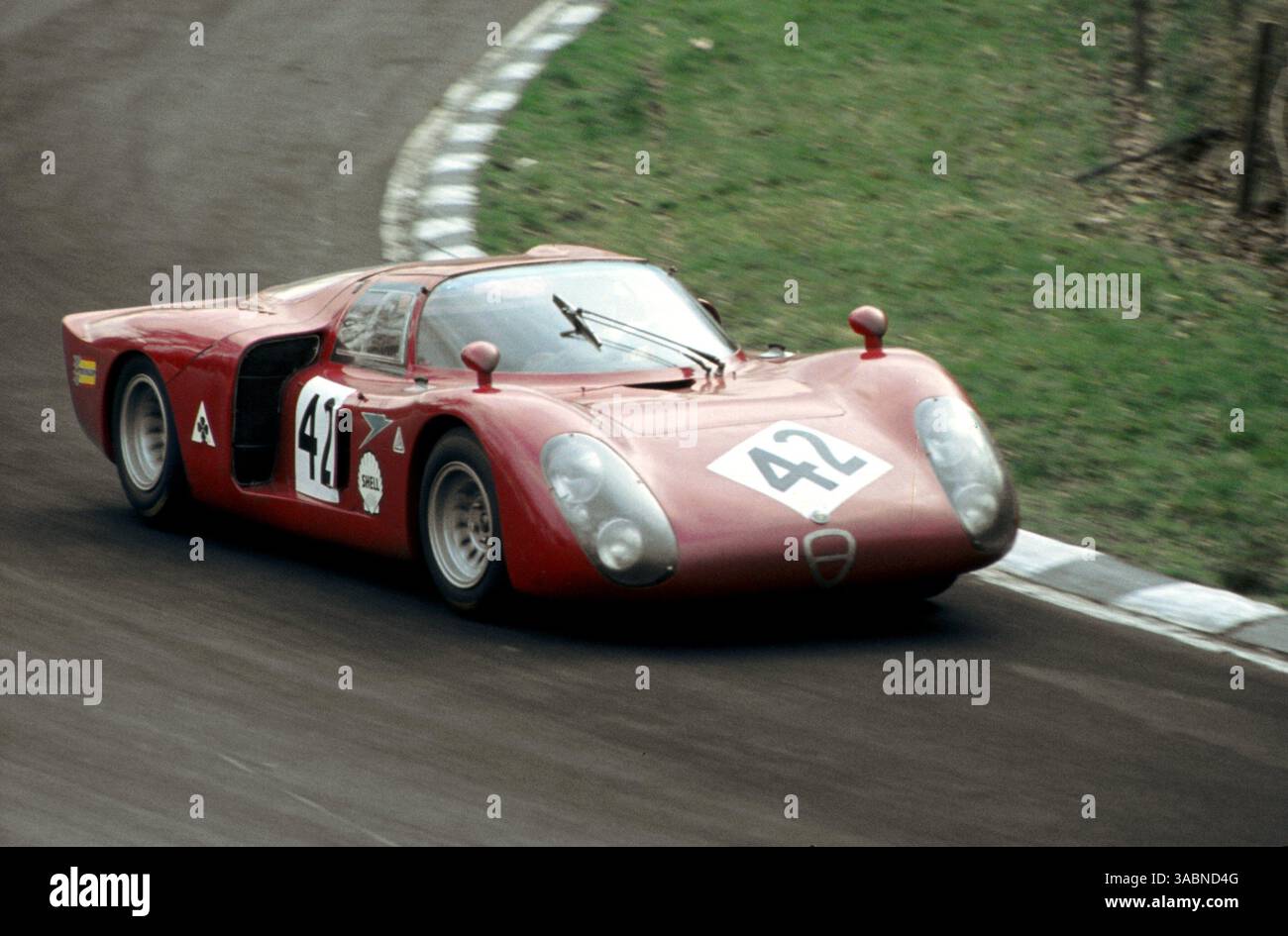 Richard Attwood (GBR) / Nino Vaccarella (ITA) Autodelta Alfa Romeo Tipo ...