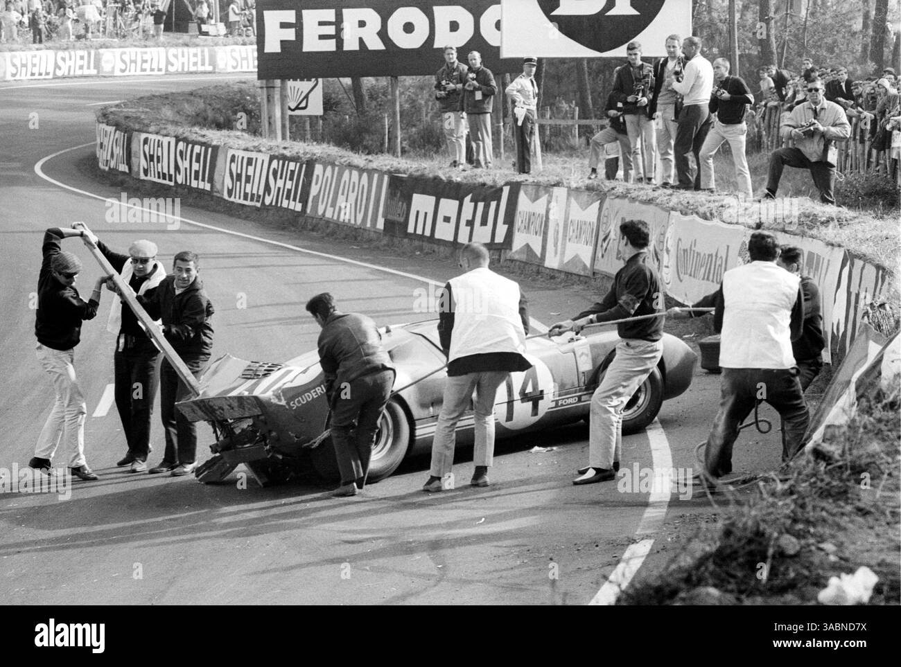 The Scuderia Filipinetti Ford GT40 of Peter Sutcliffe (GBR) and Dieter ...