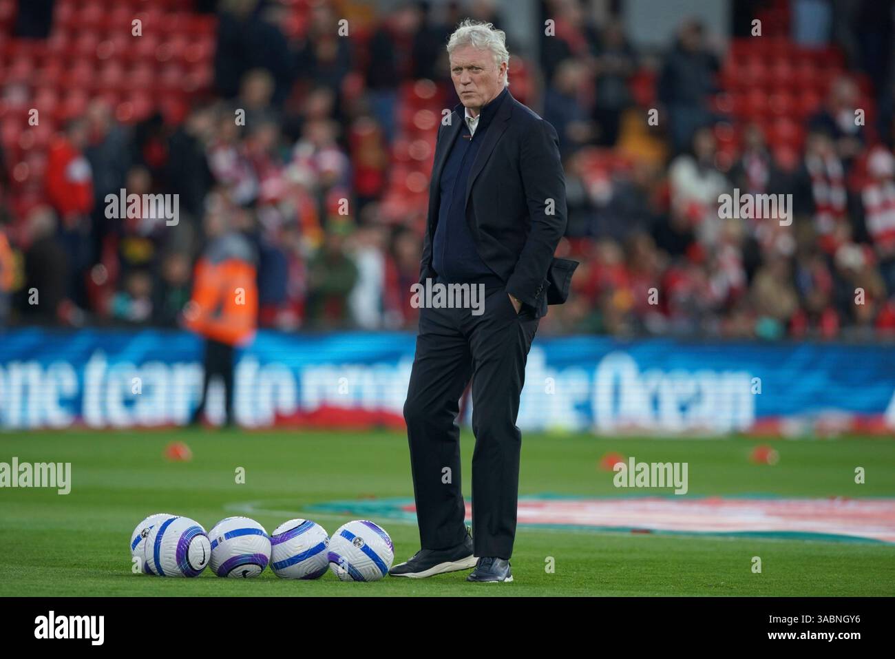 Everton's head coach David Moyes watches players warm-up before the ...