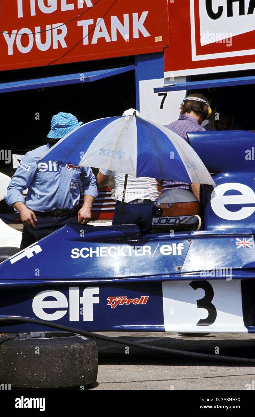 Race winner Jody Scheckter (RSA) Tyrrell 007 shelter from the heat ...